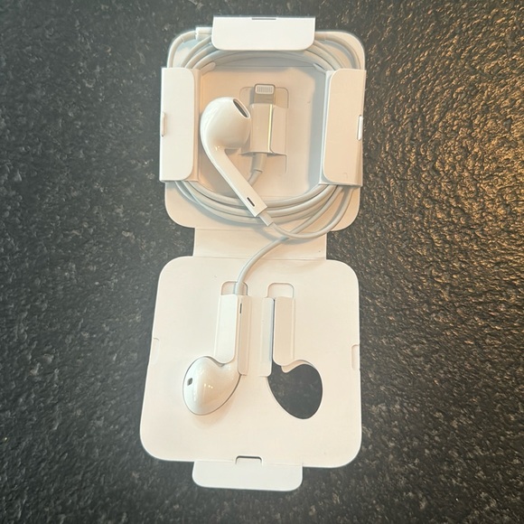 Apple | Headphones | Iphone Ipad Earpods Headphones With Wire ...
